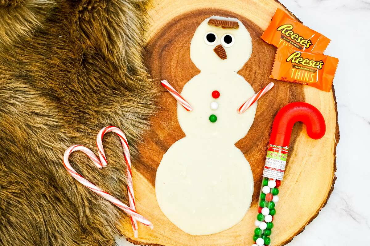 Sweet Melted Snowman Snack | FaveSouthernRecipes.com