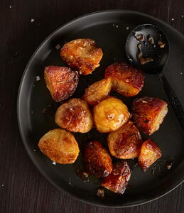 Crispy Honey Garlic Roast Potatoes | RecipeLion.com