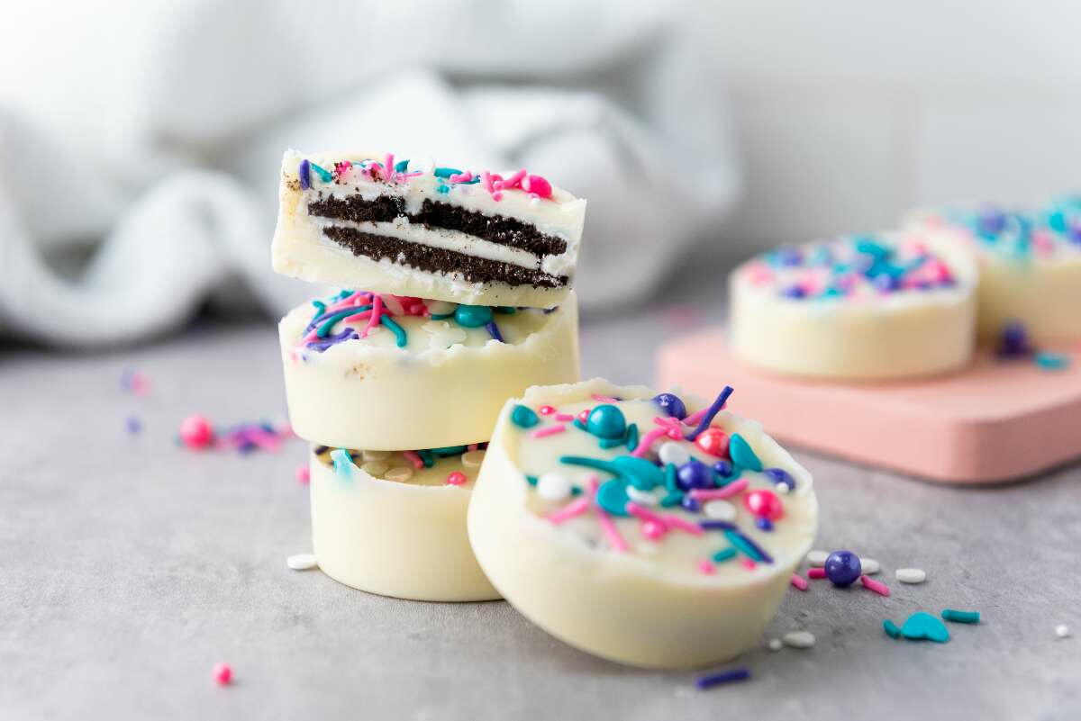 Easy White Chocolate Covered Oreos | FaveSouthernRecipes.com