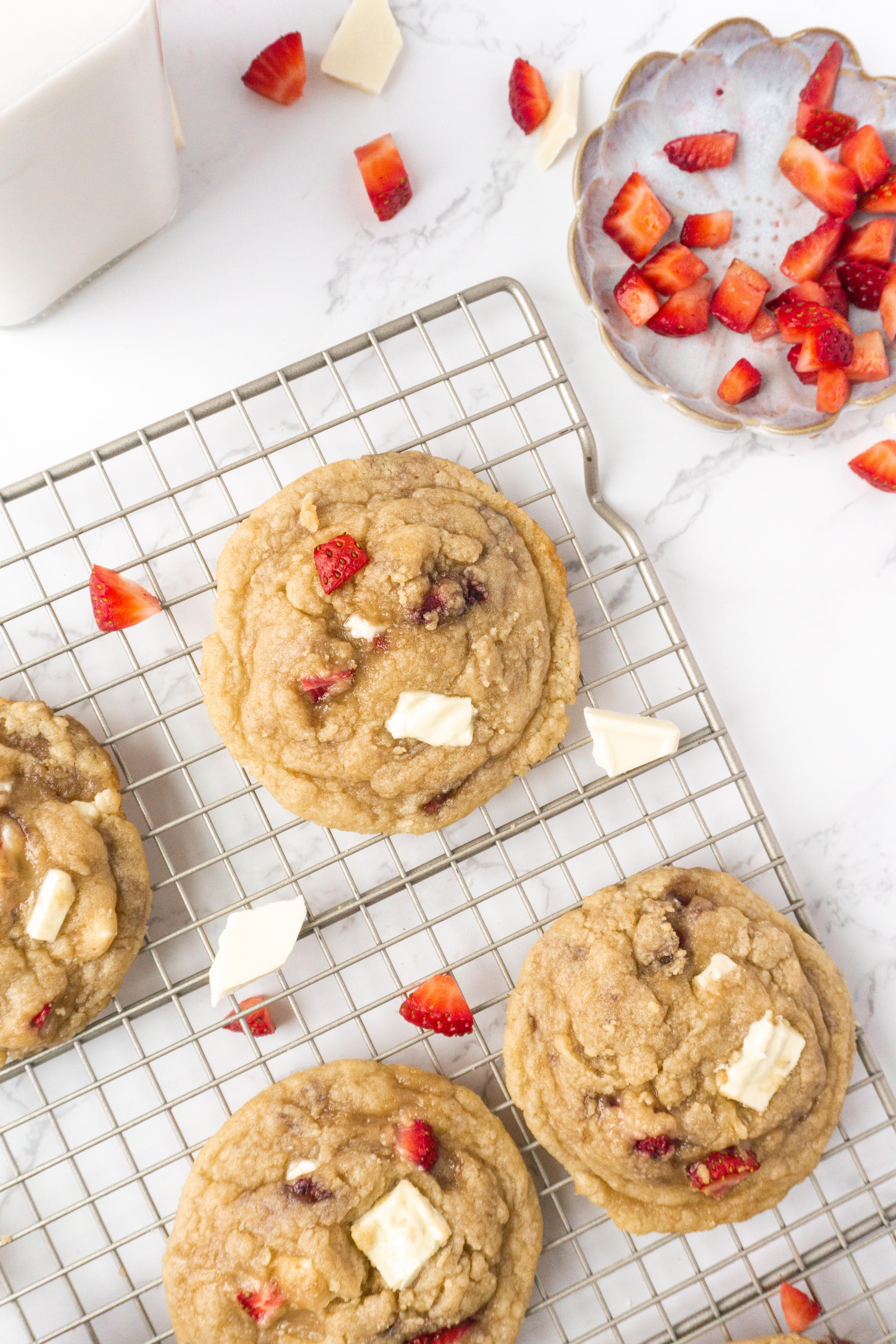 Strawberry White Chocolate Cookies | RecipeLion.com