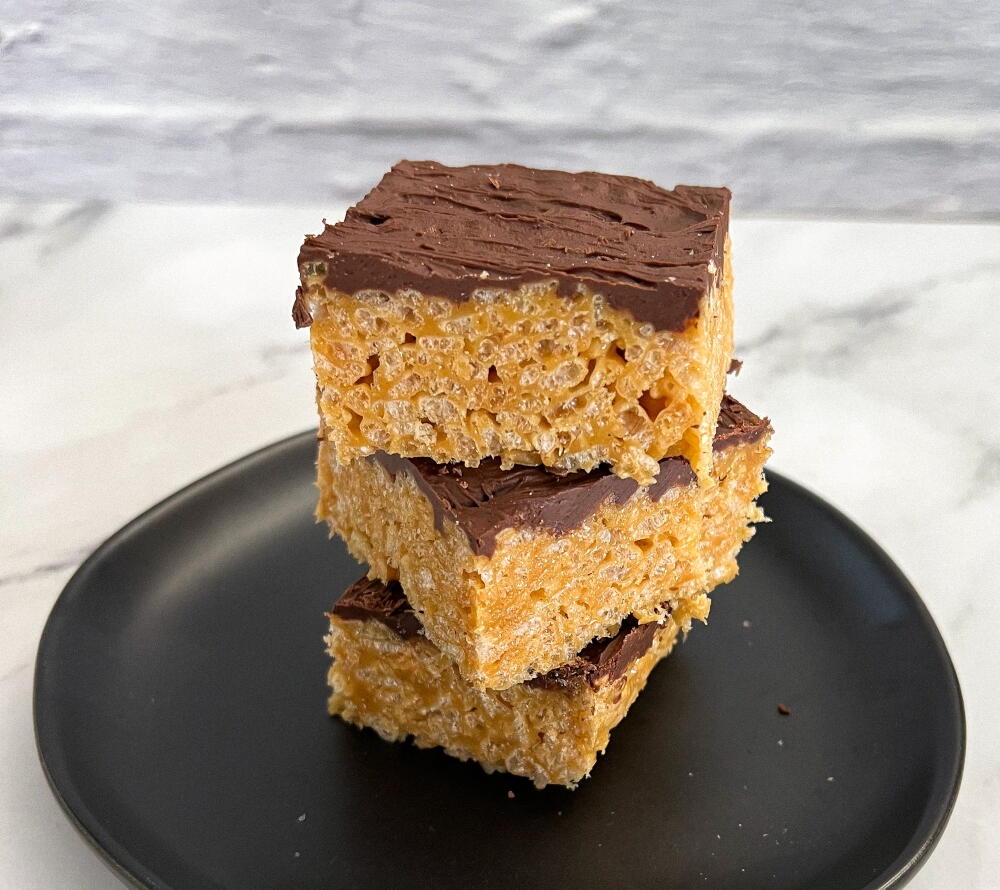 Peanut Butter Rice Krispie Bars | RecipeLion.com
