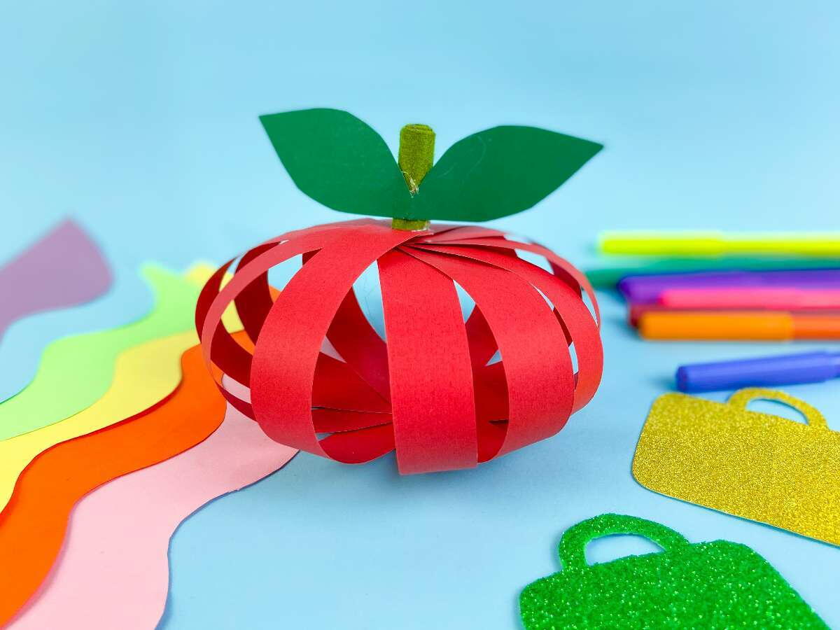 Cute Construction Paper Apple Craft | AllFreePaperCrafts.com