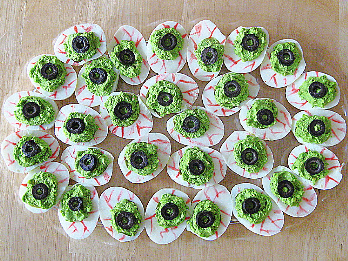 Deviled Egg Eyeballs | FaveSouthernRecipes.com