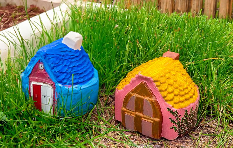 Make Mini Cement Houses | DIYIdeaCenter.com