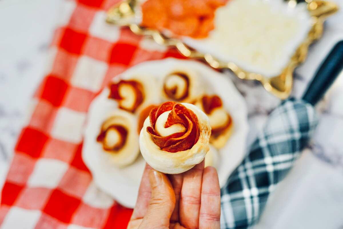Baked Pepperoni Rose Pizza Rolls | DIYIdeaCenter.com