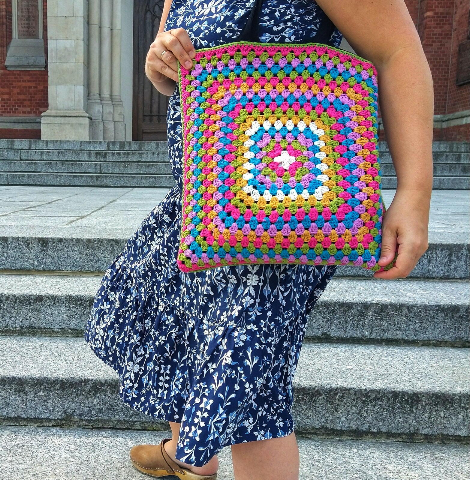 Granny Square Tote With Lining | AllFreeCrochet.com