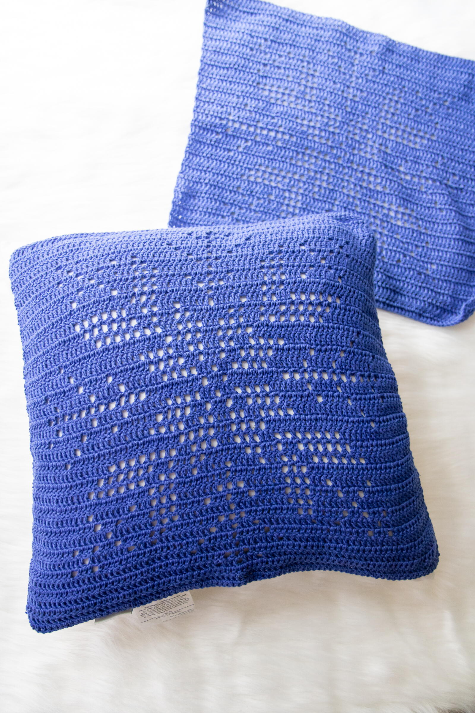 Filet Crochet Snowflake Pillow | AllFreeCrochet.com