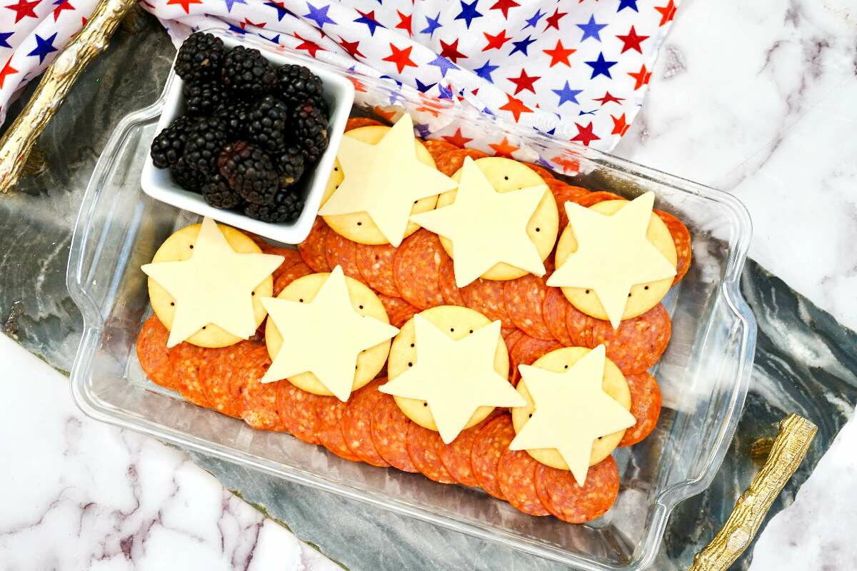 Red, White And Blue Summer Snack Tray | DIYIdeaCenter.com