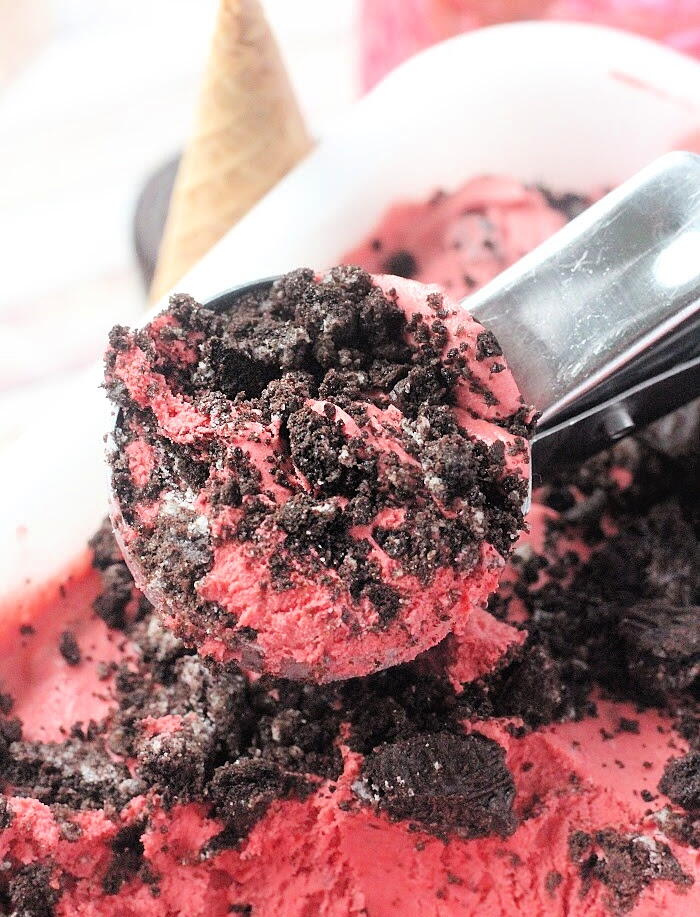 No Churn Red Velvet Oreo Ice Cream | RecipeLion.com