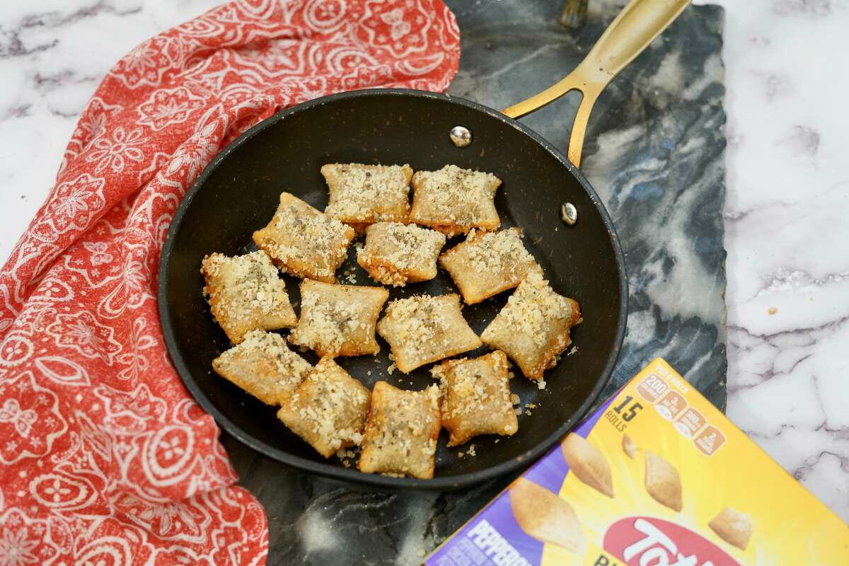 Garlic Parmesan Pizza Rolls | FaveSouthernRecipes.com