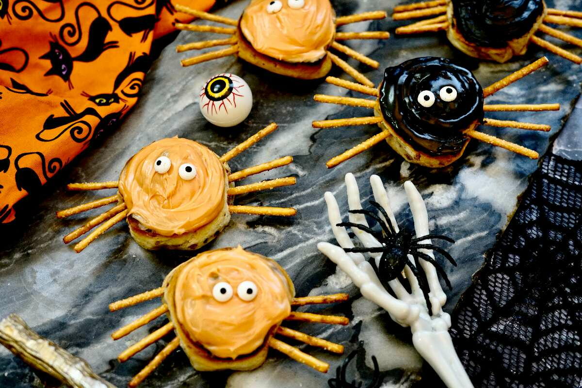 Spider Halloween Cinnamon Rolls | CheapThriftyLiving.com