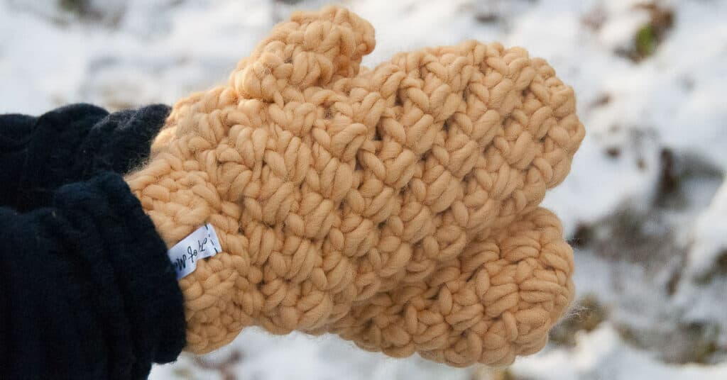 Chunky Crochet Mittens – Free Crochet Pattern | DIYIdeaCenter.com