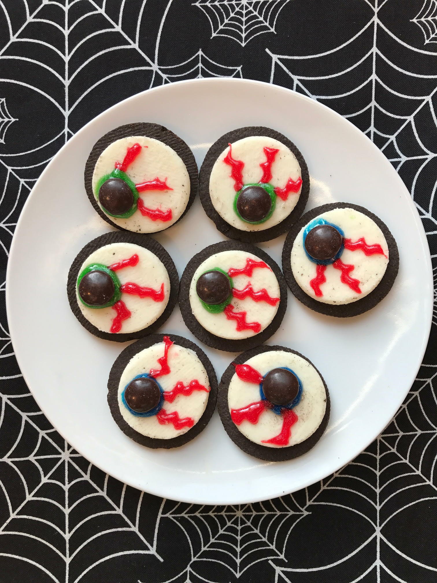 Easy Eyeball Cookies | RecipeLion.com