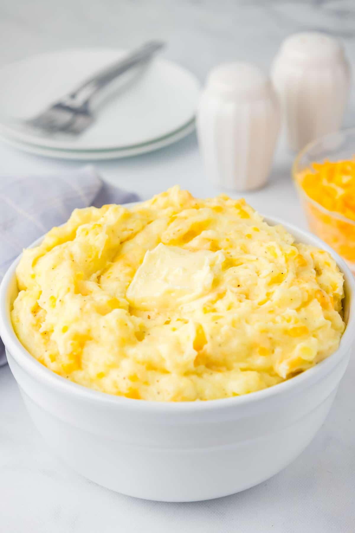 Yukon Gold Mashed Potatoes (cheesy!) | RecipeLion.com