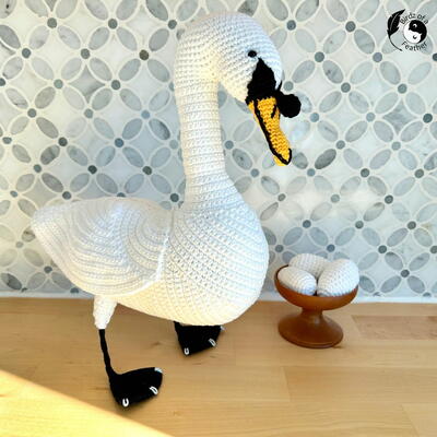 Wire Bird Legs For A 12 Days Of Christmas Swan | DIYIdeaCenter.com